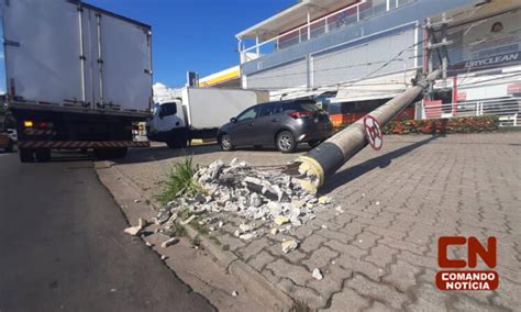 Motorista da ré e caminhão derruba poste de energia elétrica no Parque