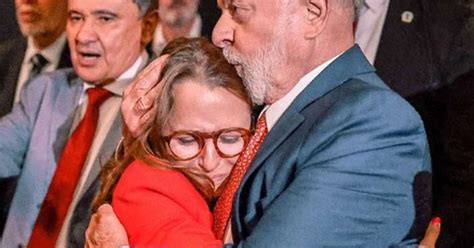 Influenciadora é ameaçada após Michelle Bolsonaro a chamar de