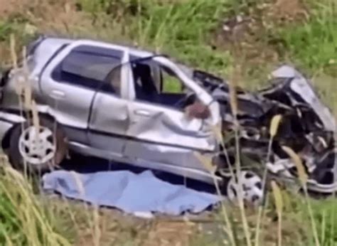 Homem Morre Ap S Carro Capotar Em Ribanceira Em Nova Friburgo