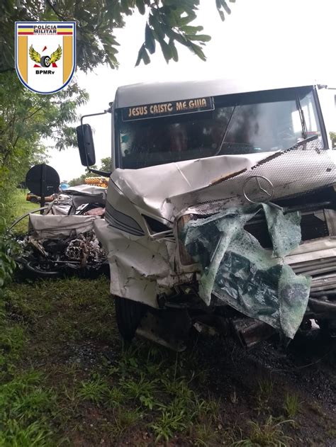 Dois Homens Morrem Em Acidente Entre Caminhonete E Caminh O Na Br