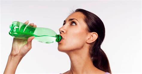 Agua Cuánta debo beber durante el día para mantenerme hidratado