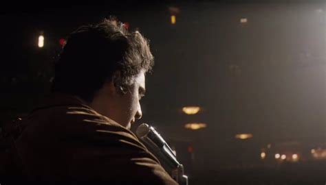 Timothée Chalamet luce y canta como Bob Dylan en el tráiler de A