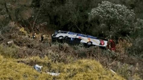 Autobús cae a un barranco deja al menos un muerto y 15 lesionados