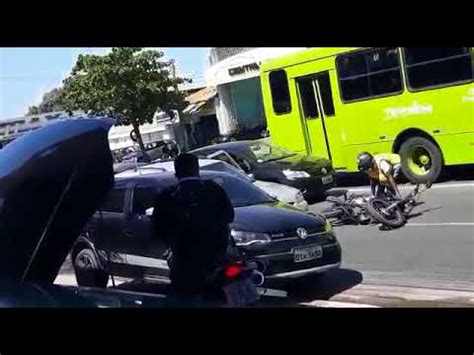 Vídeo mostra mototaxista sendo agredido a pauladas durante briga de