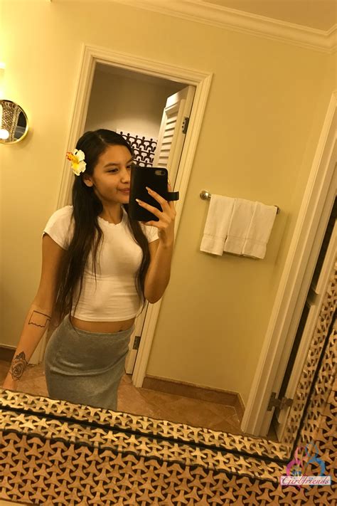 L adolescente asiatique Zaya Cassidy pose en tenue sexy avant et après