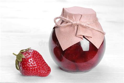 Doce De Morango Em Um Frasco Morangos Em Um Fundo Branco Imagem De