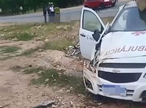 Seabra Acidente entre kombi caminhões e ambulância deixa duas pessoas
