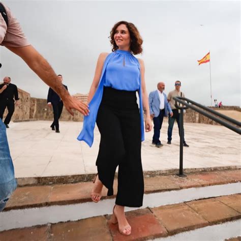 Isabel Díaz Ayuso luce la blusa de Bimani que es perfecta para un look
