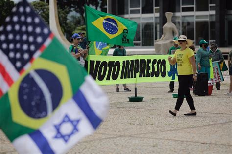 Apoiadores de Bolsonaro fazem ato em Brasília pedindo voto impresso