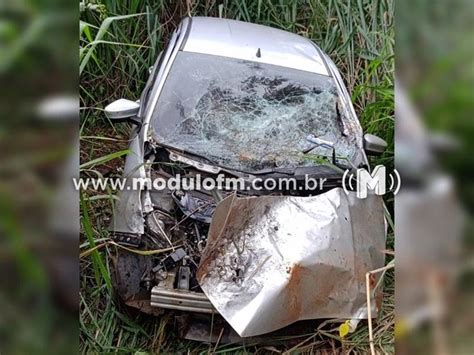 Carro capota e três pessoas ficam feridas na BR 365 em Patrocínio