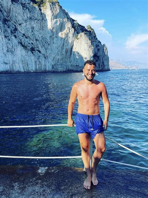 Francisco Monteiro dá aula de dança do ventre e leva todos às lágrimas