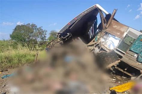 Trag Dia Colis O Frontal Entre Nibus E Caminh O Deixa Mortos Em Sp
