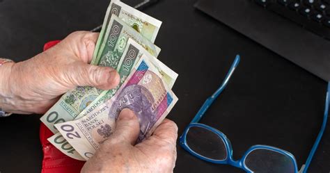 Bon Senioralny Dla Emeryt W Oni Dostan Z Miesi Cznie Biznes W