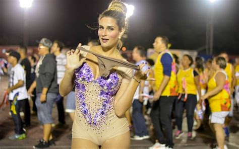 Musa ensaia sem calcinha e outra é traída pelo look