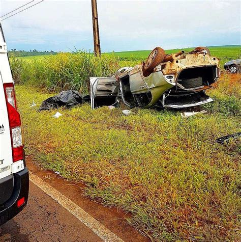 Motorista morre e passageiros ficam feridos após carro capotar em