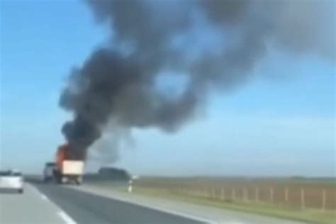 Jeziv Prizor Na Auto Putu Za Novi Sad Gori Kamion Dim Kulja Na Sve