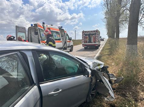 Femeie rămasă captivă în maşină în urma unui accident pe drumul spre