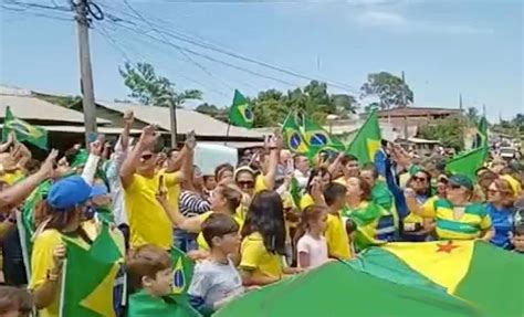 Na frente do 4º BIS bolsonaristas pedem intervenção federal rezam e