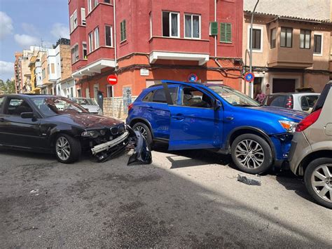 Dos Heridos Al Saltarse Un Coche Un Ceda El Paso En Palma Y Colisionar