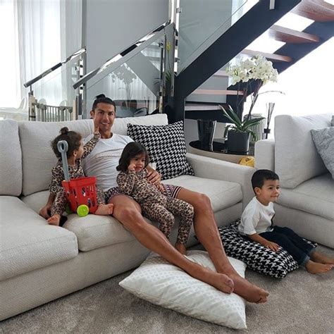 Cristiano Ronaldo Surge Em Momento Fam Lia Filhos Ser Gratos Pelo
