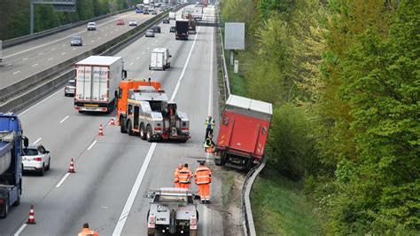 Stau Auf A3 Lkw Unfall Legt Verkehr Bei Offenbach Lahm