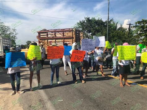 Bloquean carretera para exigir salida de autodefensas de Petatlán