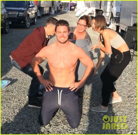 Stephen Amell Takes The Ice Bucket Challenge Watch Him In All His