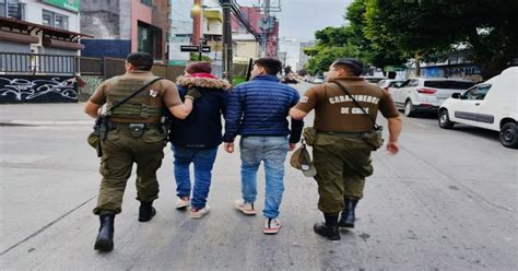 Jóvenes engreídos sobre auto de alta gama en Concepción exhibieron