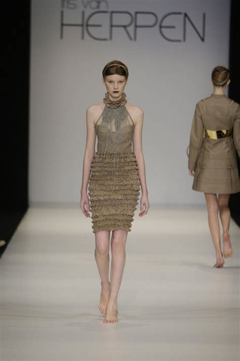 艾里斯范荷本 Iris van Herpen 2009 10秋冬高级成衣发布秀 Amsterdam Fall 2009 天天时装 口袋