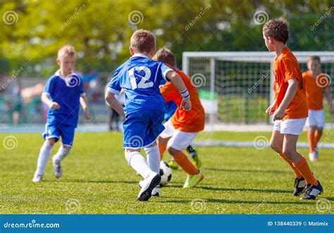 Muchachos Que Golpean El Partido De Fútbol Con El Pie Futbolistas