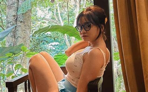 Gemasnya Tokyo Lagi Pakai Tanktop Putih Duduk Di Kursi Bikin Netizen