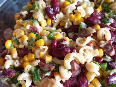 Nudelsalat Mit Kidneybohnen Mais Paprika Tomaten Und Fleischwurst