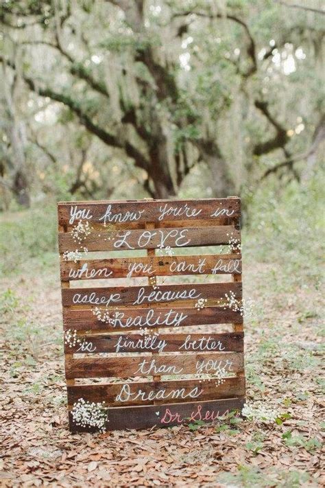 10 DIY Pallet Sign Ideas For Wedding