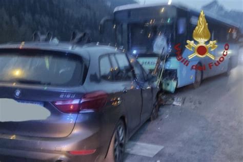 Auto Invade La Corsia Opposta E Si Scontra Contro Un Bus In Montagna