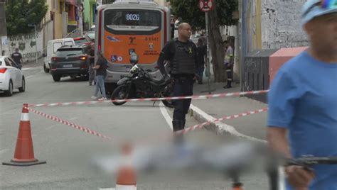 Mulher morre atropelada por ônibus após ser empurrada pelo namorado em