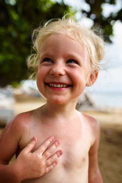 Premium Photo View Of Young Girl With Sunburn Skin At The Beach