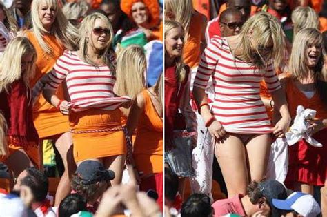 Las aficionadas locas lucen sus pechos en partidos de fútbol Spanish