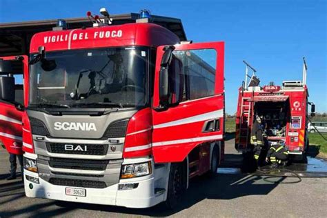 Vasto Incendio Di Sterpaglie Sulla Pontina Strada Chiusa E Traffico