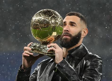 Vid O Benzema Pr Sente Son Ballon Dor Au Santiago Bernabeu Sous L