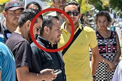 La gobernadora de Guerrero Evelyn Salgado da chequera a novio y cuñado
