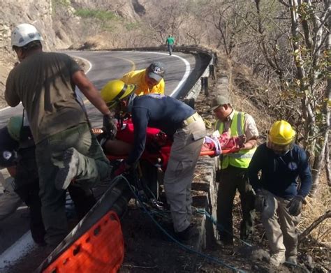Auto Termin Al Fondo De Un Barranco Dejando Muerto Y Lesionados