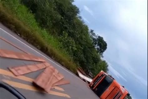 Carreta Carregada Madeira Tomba Na Br Em Vilhena Pol Cia