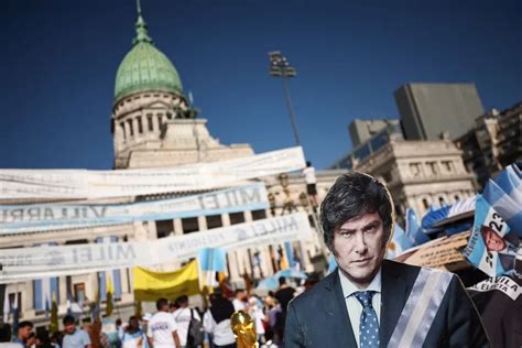 Javier Milei toma posesión como presidente de Argentina Desvistiendo