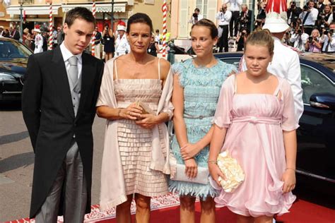Stéphanie de Monaco entourée de ses 3 enfants en 2011 Louis et