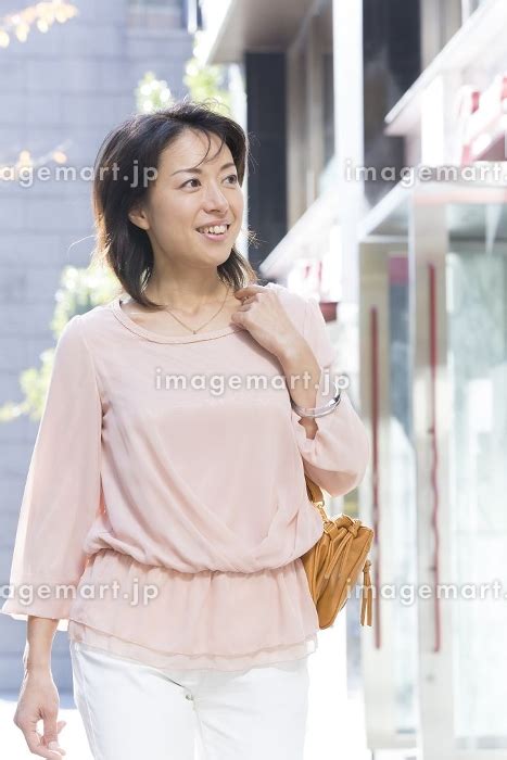 街を歩く女性の写真素材 24009329 イメージマート