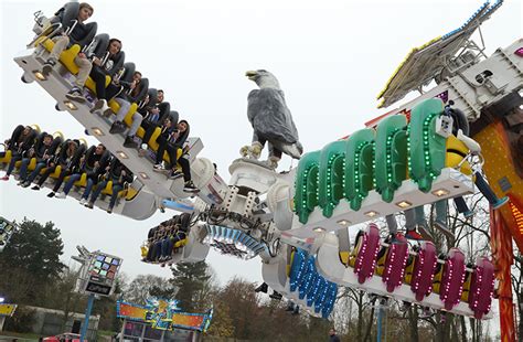 Les manèges à sensations fortes La fête foraine de Noël en intérieur