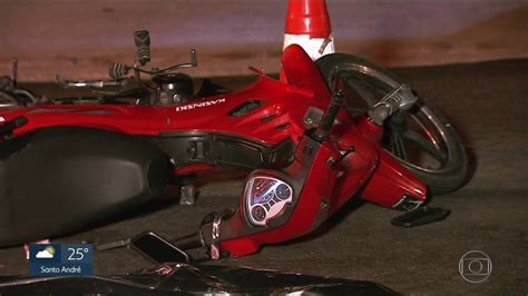 Motoqueiro morre após ser atropelado por caminhão na Zona Sul da