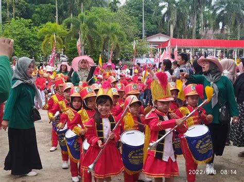 Keriuhan Bunyi Drum Band Iringi Baris Berbaris Karnaval Anak TK Dan