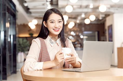 青年女性白领办公高清图片下载 正版图片501401438 摄图网