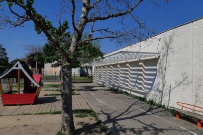 Travaux dans les écoles installation de brise soleil au Moulin à Vent